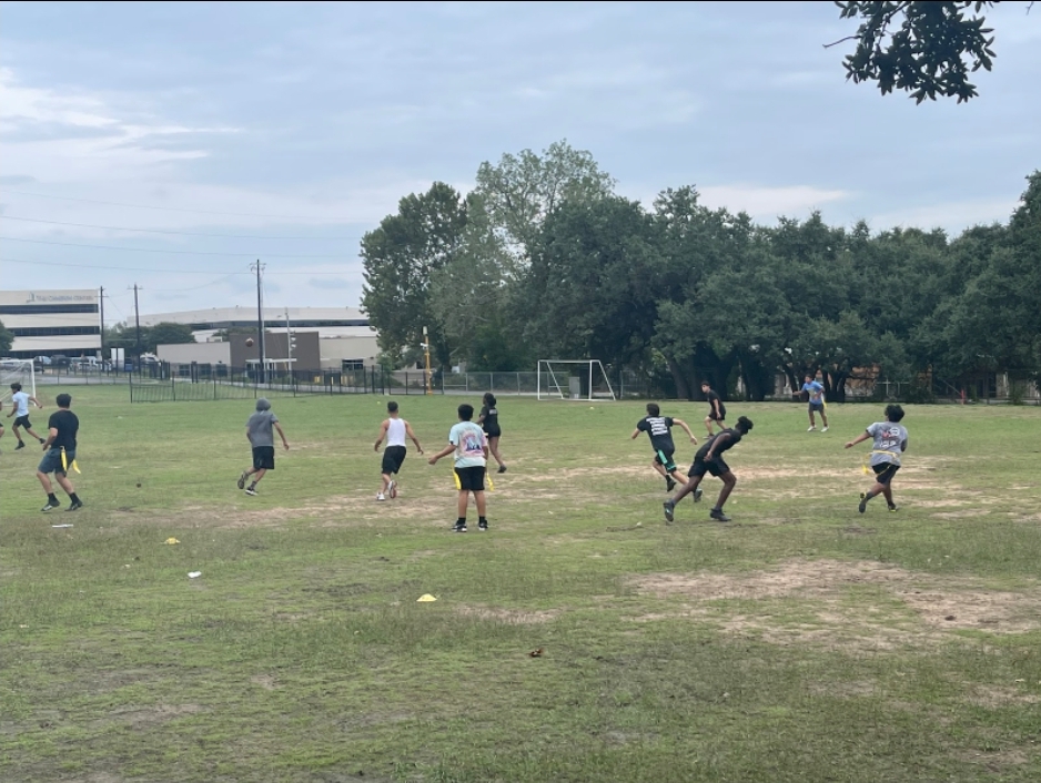 El Equipo de Flag Football Arrasa con KIPP Austin Brave – The Cardinal Post